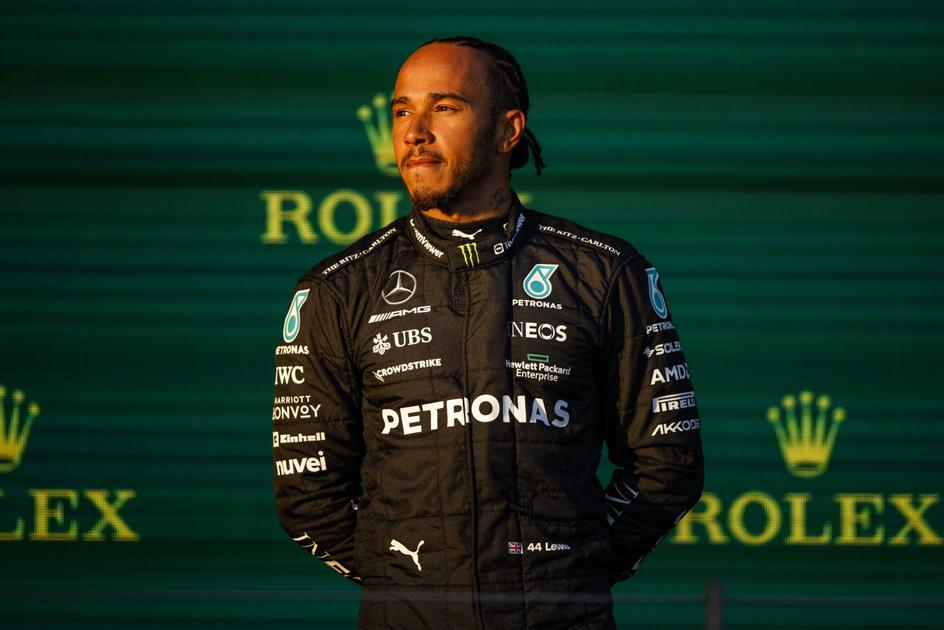 📸 | LOL! Dit is de foto die 'GOAT' Lewis Hamilton te zien krijgt bij de ...