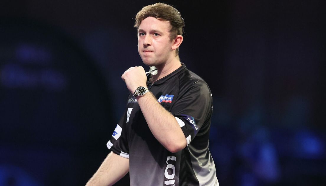 Nathan Aspinall gaat er kansloos af tegen Callan Rydz, die nog geen set ...