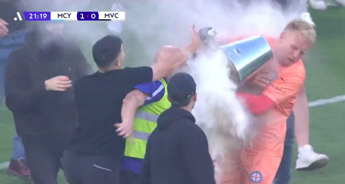 🎥 | Melbourne Derby loopt finaal uit de hand: keeper krijgt metalen bak ...