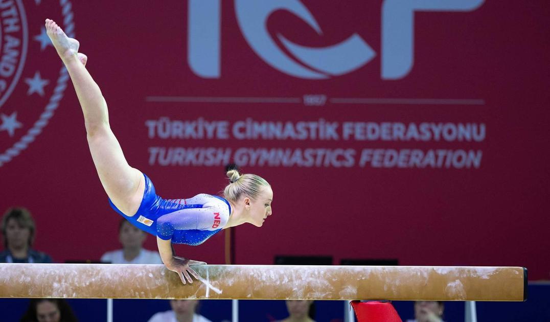 EK turnen: Sanne Wevers, Naomi Visser en Eythora Thorsdottir bijna in ...