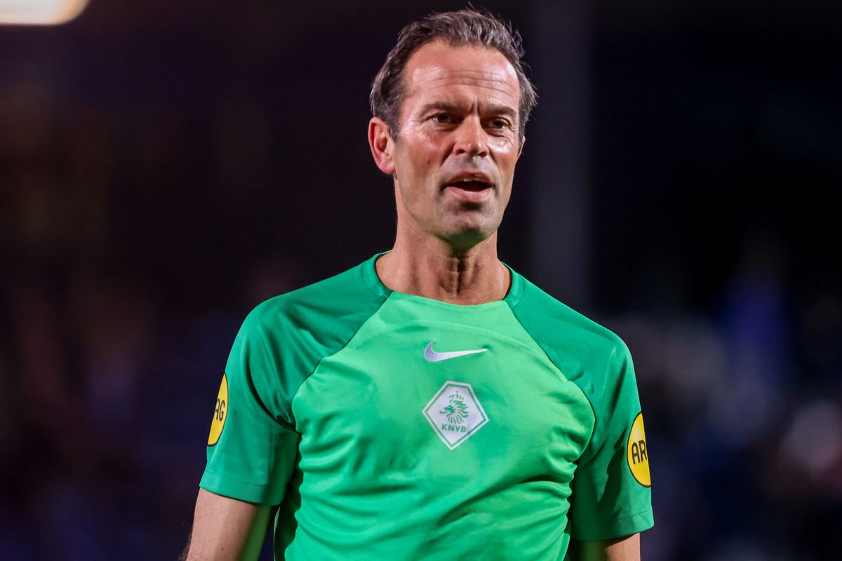 Scheids Nijhuis blijft keuzes wel toelichten voor de camera: 'Loop daar ...