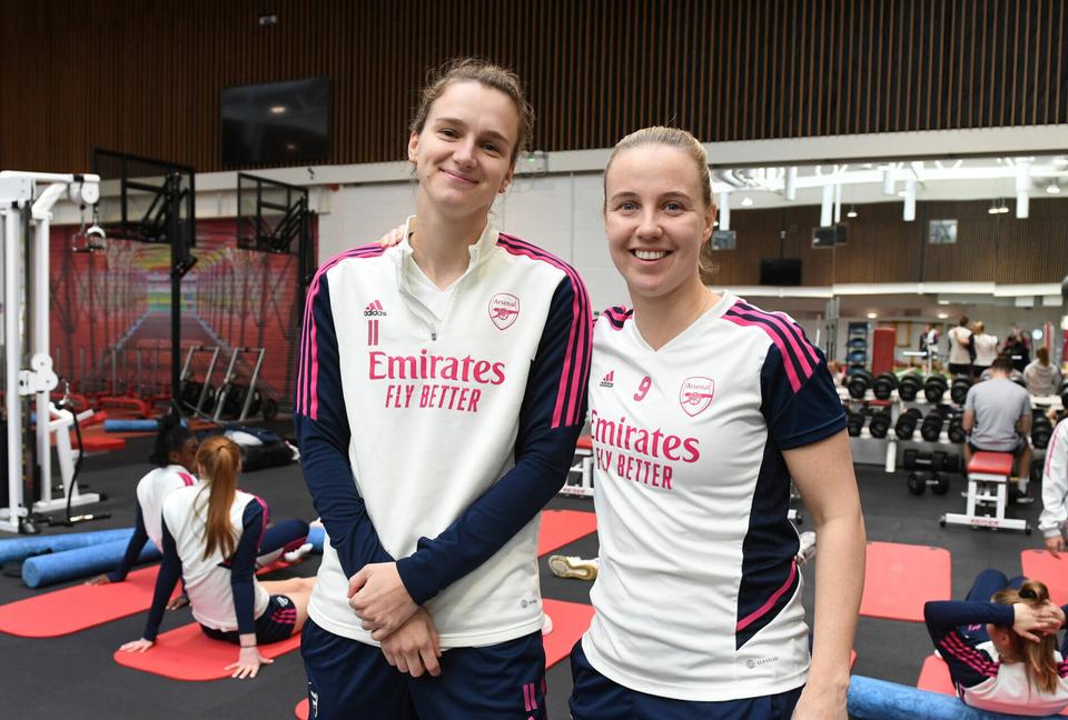 Beth Mead over vriendin Vivianne Miedema: 'Viv is een boos mens ...