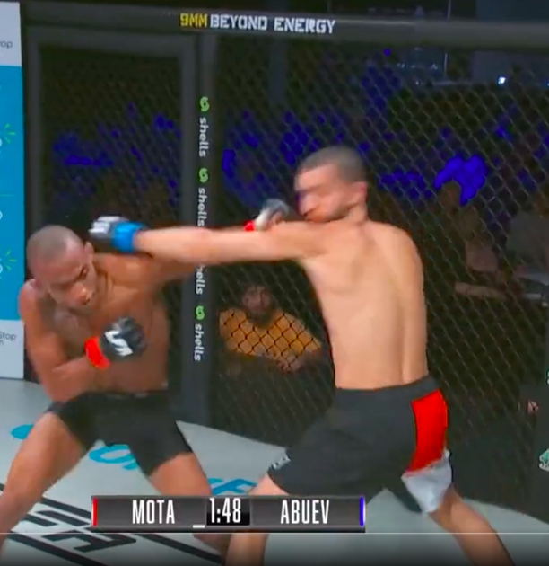 🎥 | MMA-vechter Mota pakt vlieggewicht titel bij LFA na DEZE harde KO ...