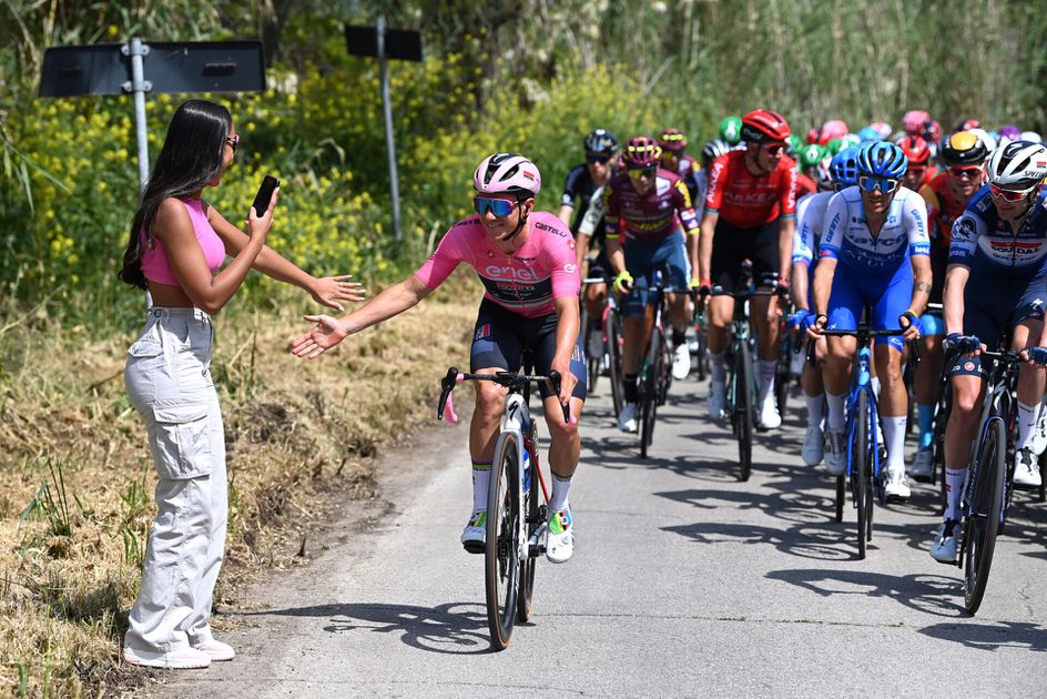 ️ | Love is in the (Italiaanse) air! Remco Evenepoel geeft z'n vrouw ...