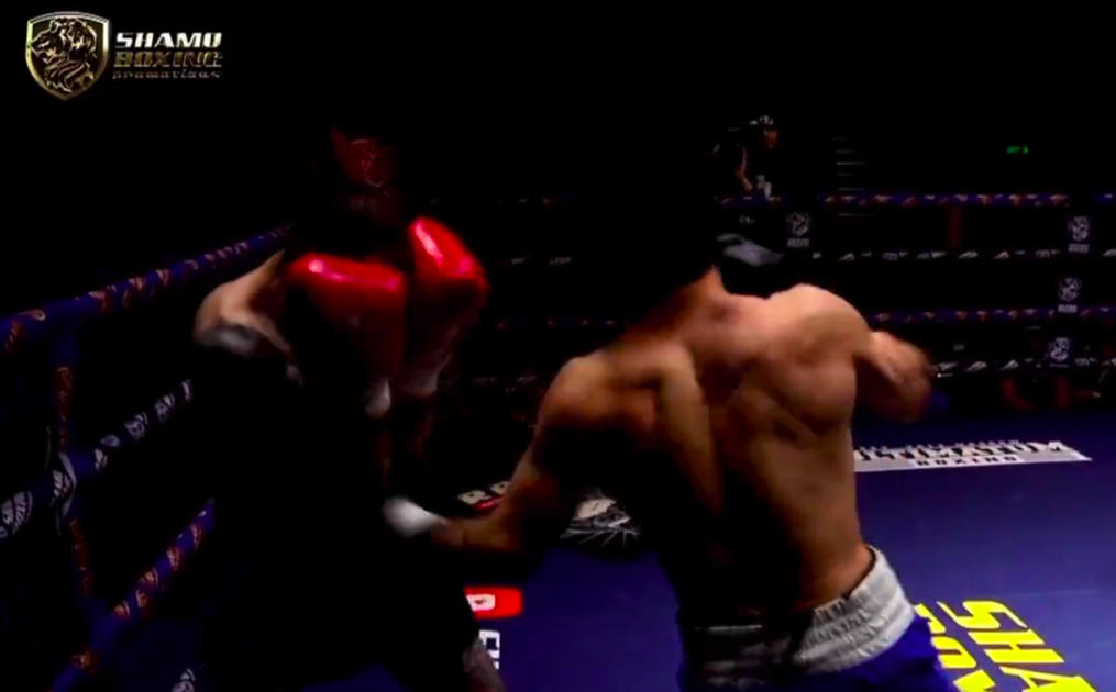🎥 | AU! Bokser Chilaev bezorgt bestrijder buikpijn met déze bodyshot-KO ...