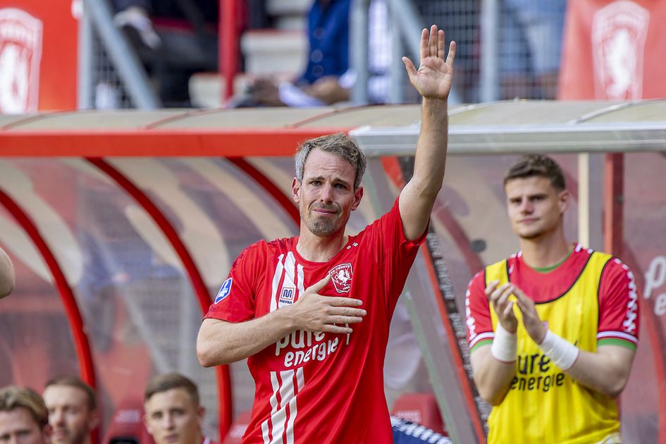 🎥🥹 | Wat een tranen! FC Twente-icoon Wout Brama neemt afscheid van publiek in Grolsch Veste ...