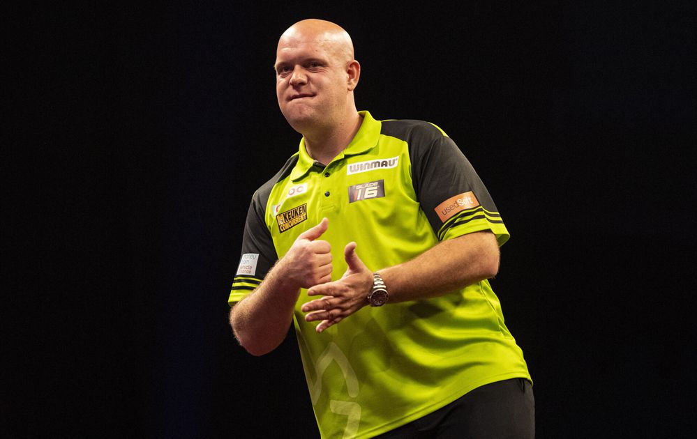 🎥 | Stunt! Michael van Gerwen verrast door 180-koning Damon Heta en ...