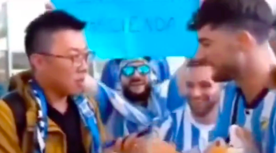 😂 | Ze doen het wéér: Málaga-fans onthalen random reiziger op de ...