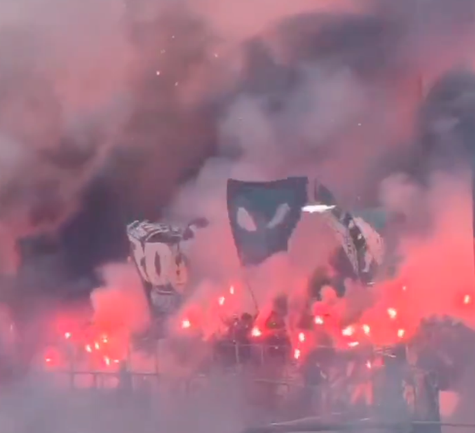 🎥 | Zien: fans van Raja en Wydad lieten Mohammed V-stadion kolken bij ...