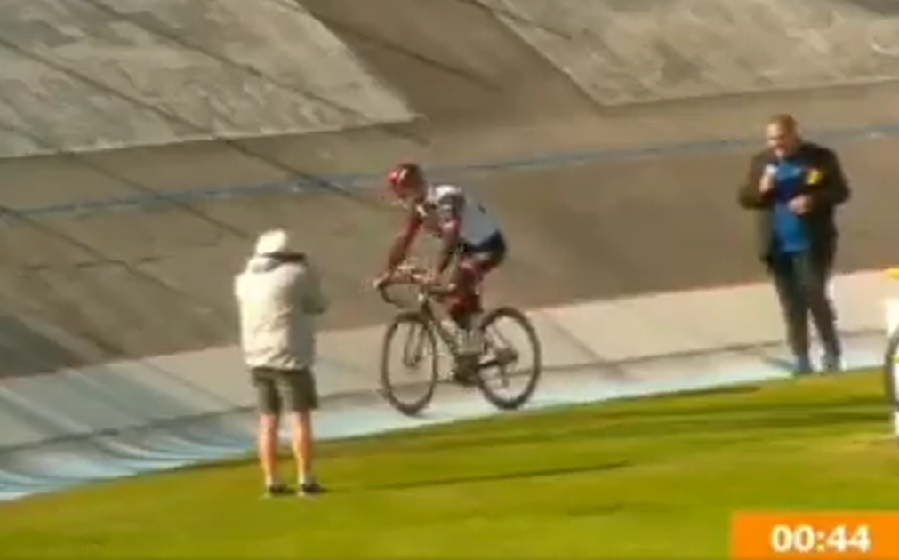 🎥 Haha! Check het werelduurrecord LANGZAAM fietsen: 918 meter ...