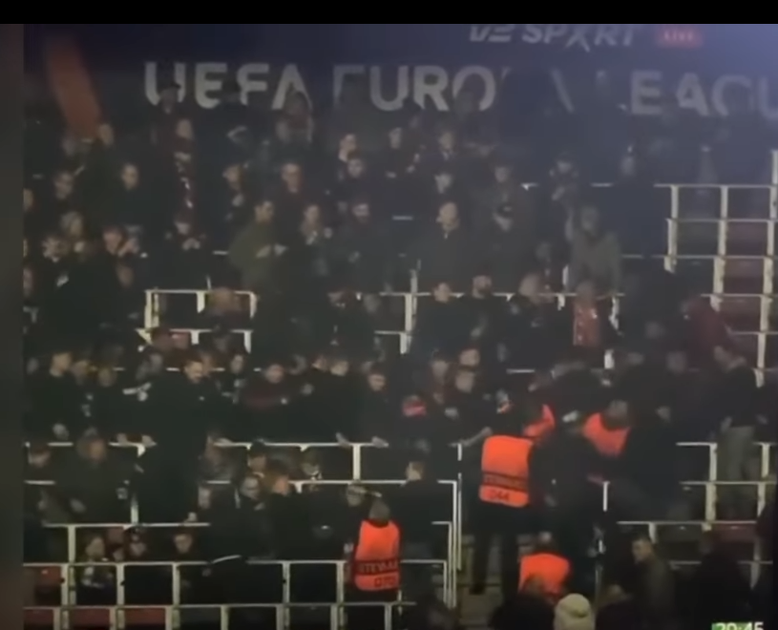 🎥 | Feyenoord-fans knokken bij Midtjylland met beveiliging | Sportnieuws.nl