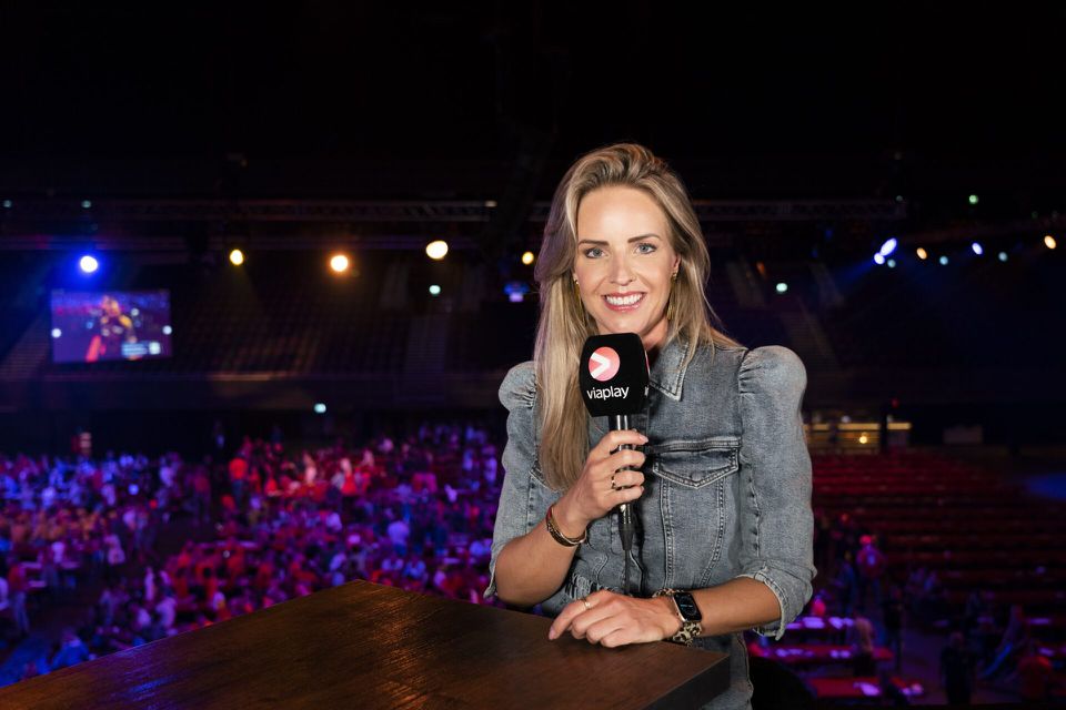 🎙️ | Darts-presentatrice Anne-Marie Fokkens: 'Haal de vrouwen weer weg ...