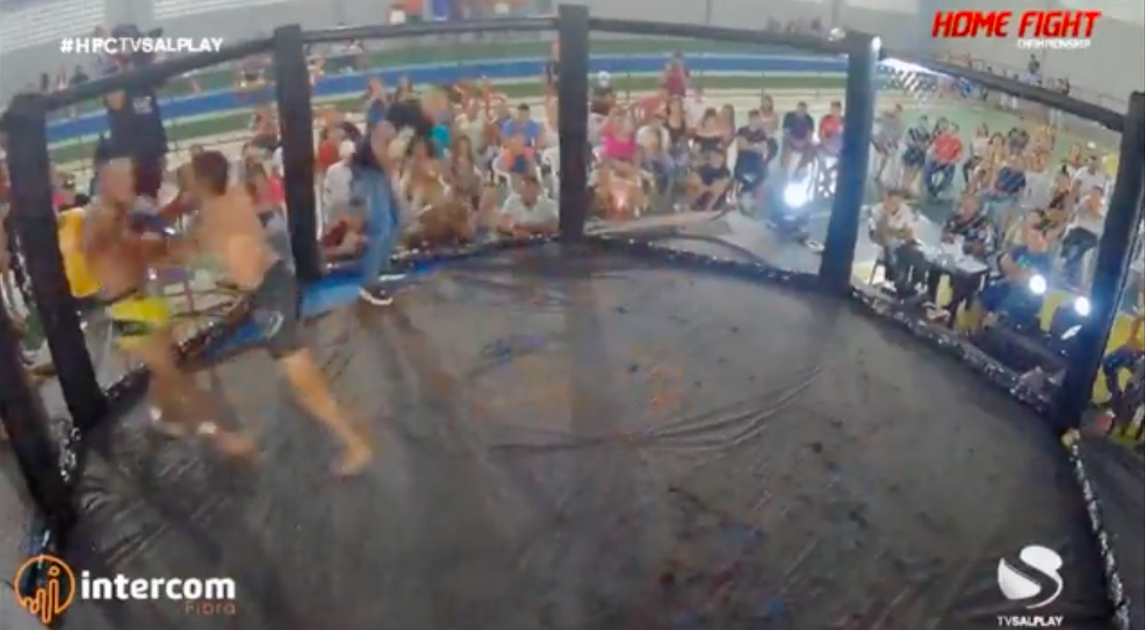 🎥 | MMA'er Romero Reis knalt tegenstander met knietje letterlijk de kooi uit | Sportnieuws.nl