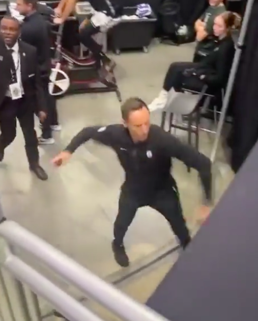 🎥 | Nieuwe beelden: NBA-coach Nash sloeg KEIHARD tegen deur na 1e ...