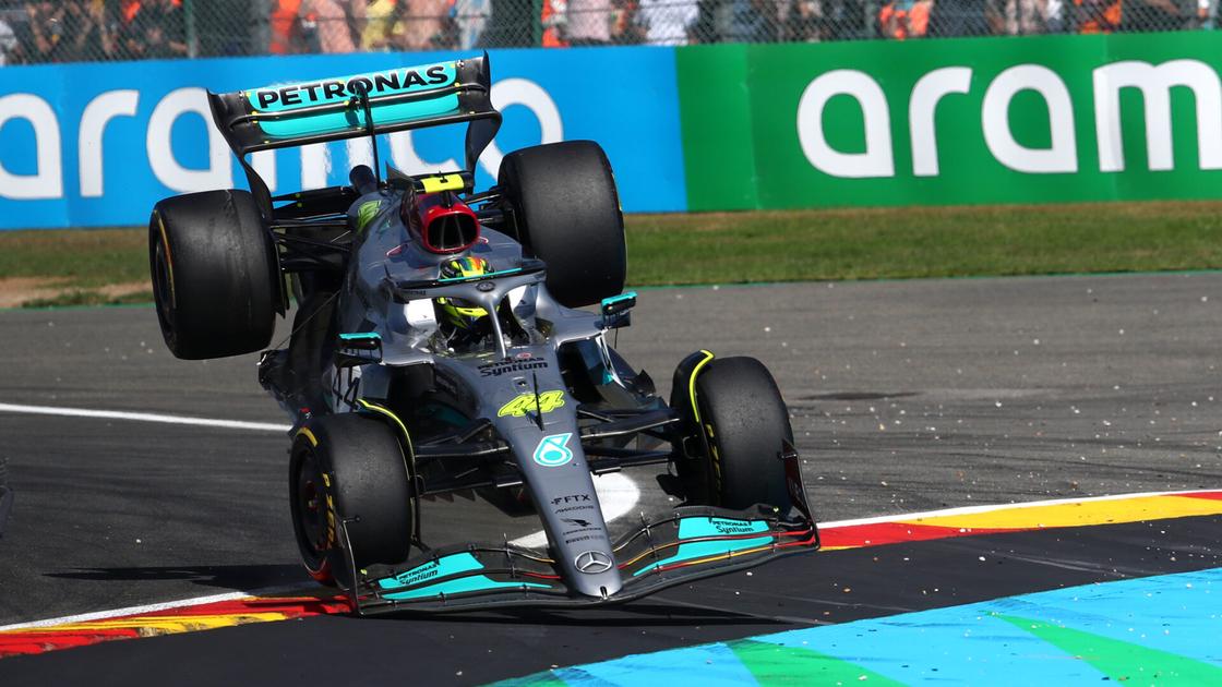 Lewis Hamiltons 2e DNF in 4 seizoenen tijd toont veel gelijkenissen met ...