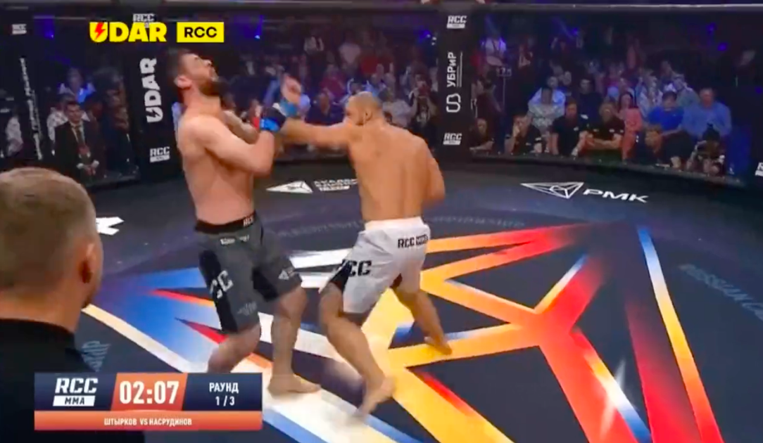 🎥 | MMA: 'Ural Hulk' Shtyrkov slaat landgenoot op gruwelijke wijze knockout | Sportnieuws.nl