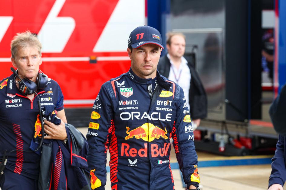 📸😂 | Vliegtuigmaatschappij neemt Sergio Pérez in de zeik: 'Enige 1e rij ...