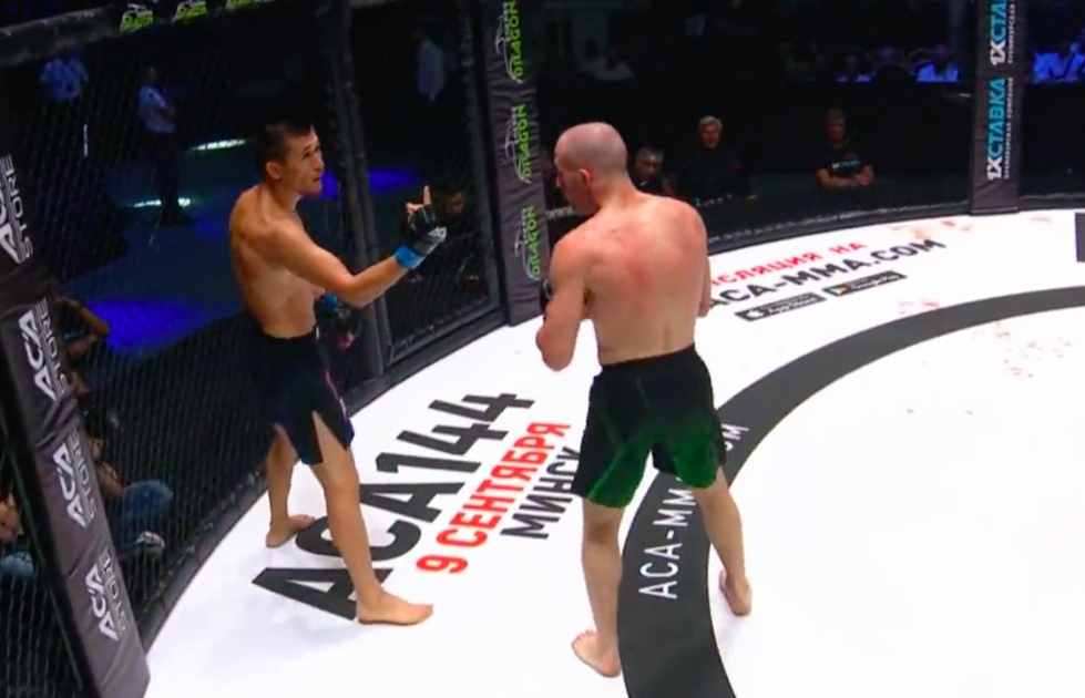 🎥 | Wauw! MMA-baas Ibraimov toont tegenstander middelvinger na DEZE ...