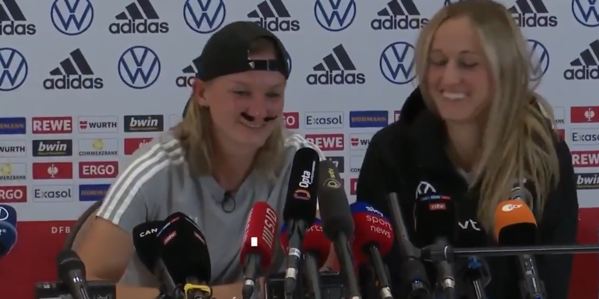 🎥 | Besnorde Duitse speelster Alexandra Popp wordt Alexander Papp: 'Kan ...
