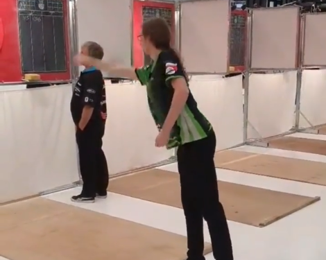 🎥 | Co Stompé let je op? Darter in Denemarken gooit pijlen op een NOG ...