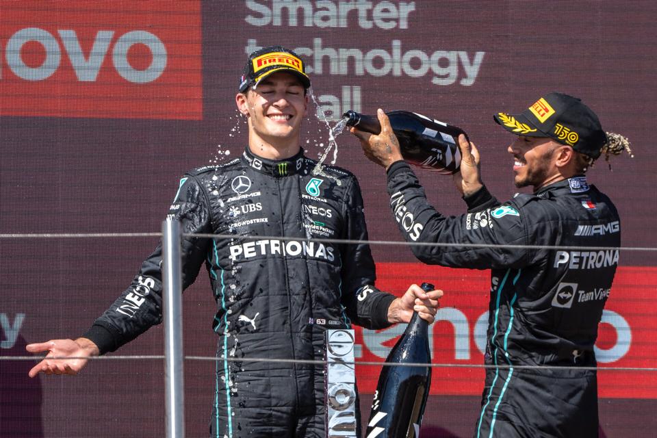 George Russell en Lewis Hamilton vallen ook in Japan door de mand ...