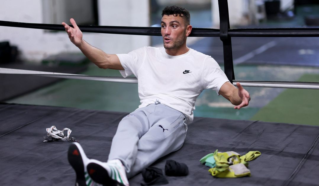 🎥| Bokser Michael Gomez duwt Levi Giles bij weigh-in sneaky omver ...