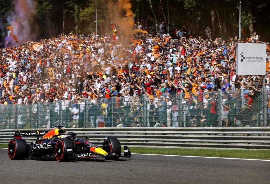 Wát een start! Max Verstappen wint in 1 rondje Spa liefst 5 plekken ...