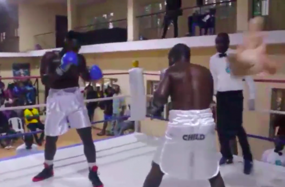 🎥 | Bokser verliest gevecht nadat eigen hoek de handdoek in de ring ...