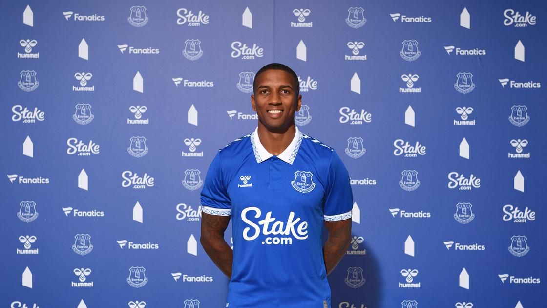 38-jarige Ashley Young plakt er nog een jaartje aan vast: 1-jarig ...