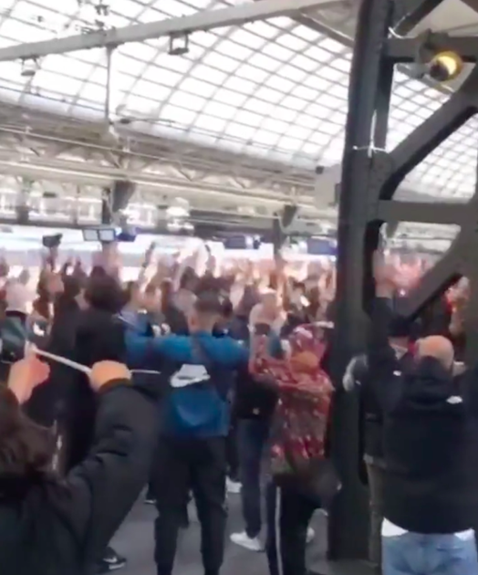 🎥 | Gaaf! Zingende Apollon Limassol-fans nemen Amsterdam Centraal over ...