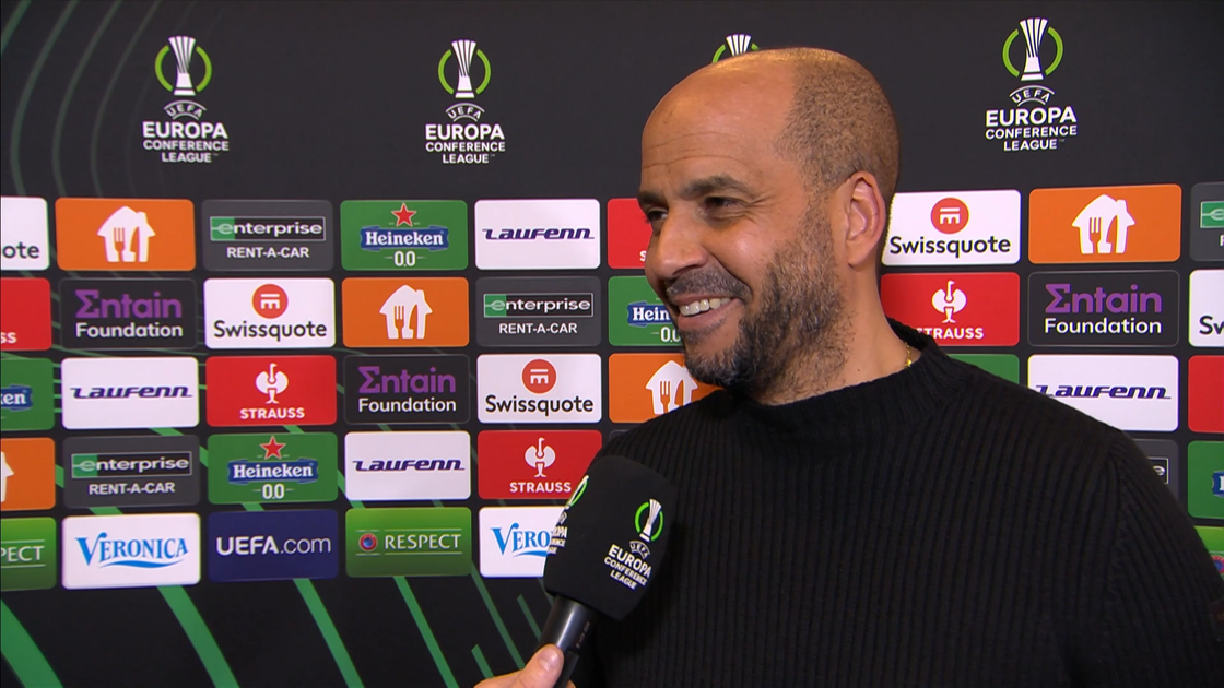 🎥 | AZ-coach Jansen na Europese topavond: 'Een klein biertje? Dat moet ...