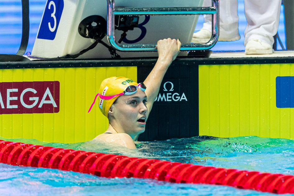 🎥 | Kaylee McKeown (19) draagt wereldrecord op aan overleden vader ...