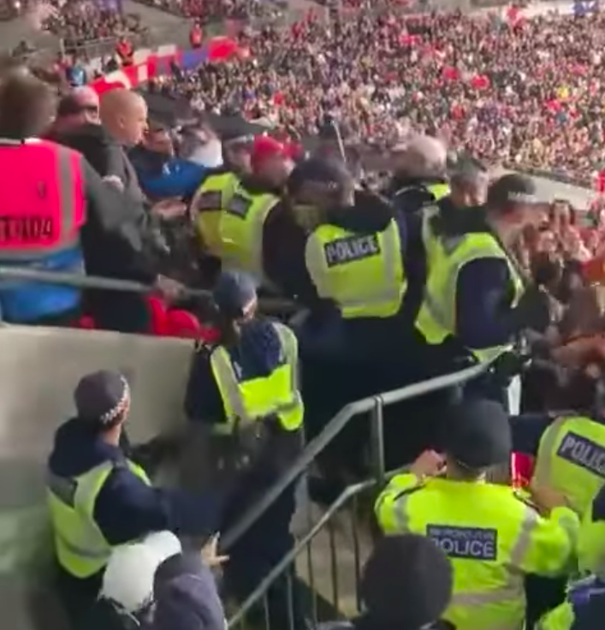 🎥 | Heftige beelden: Hongaarse hooligans jagen Engelse agenten van de ...