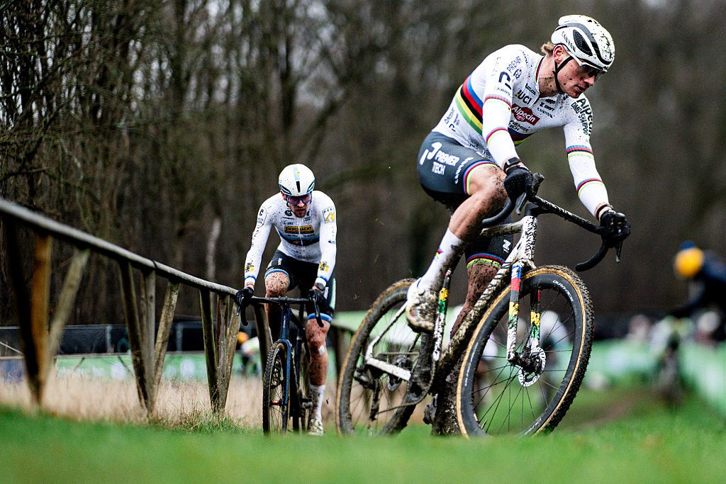Mathieu van der Poel begint met vallen en opstaan aan 2026: bijzonder ...