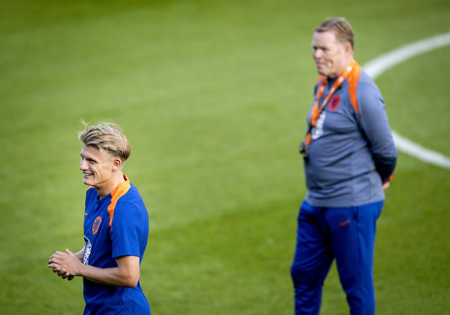 Bondscoach Ronald Koeman heeft alvast een oogje op iets anders bij ...