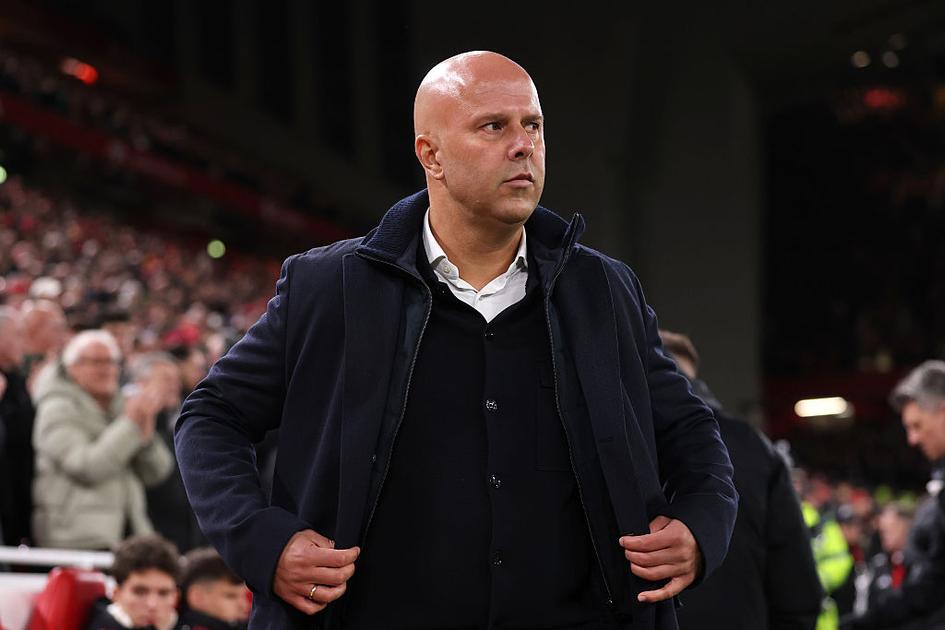 Arne Slot toegezongen bij Liverpool, fans scharen zich massaal achter ...
