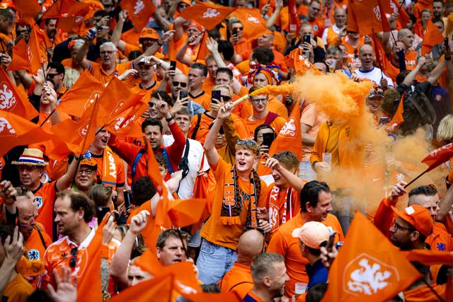 Video | Van links... Nederlandse fans zetten ook München al vroeg op z ...