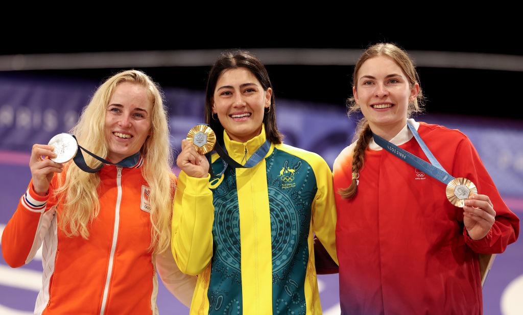 Manon Veenstra verrast in Parijs met zilveren medaille bij BMX: Laura ...