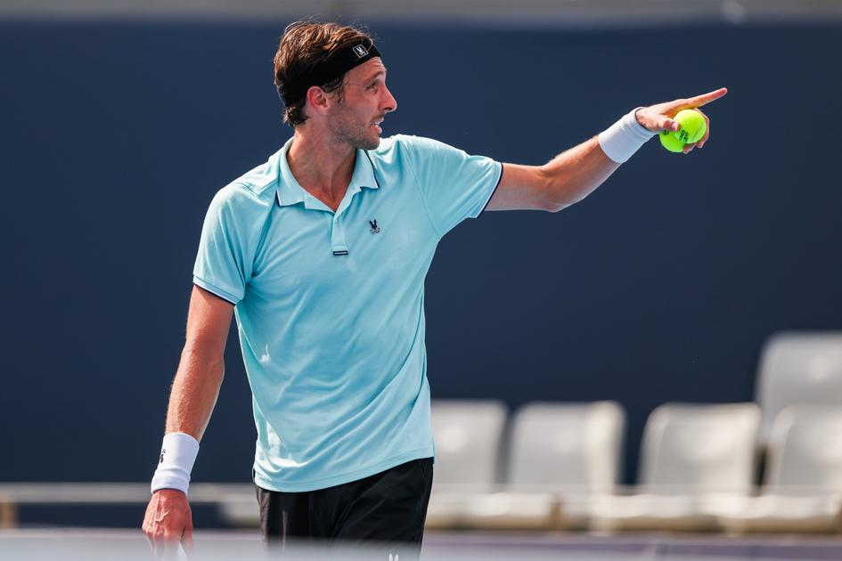 Tennisfans walgen van 'clown', die helemaal uit z'n plaat gaat tegen ...