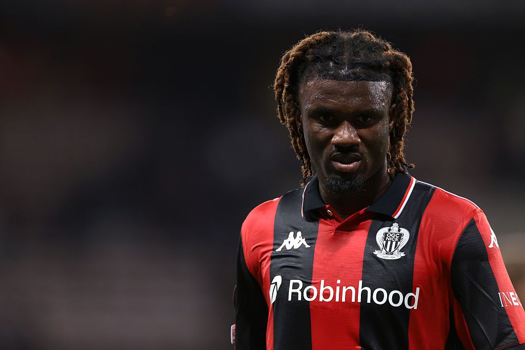 'Fans' van Franse voetbalclub Nice mishandelen eigen spelers: 'Dit is ...