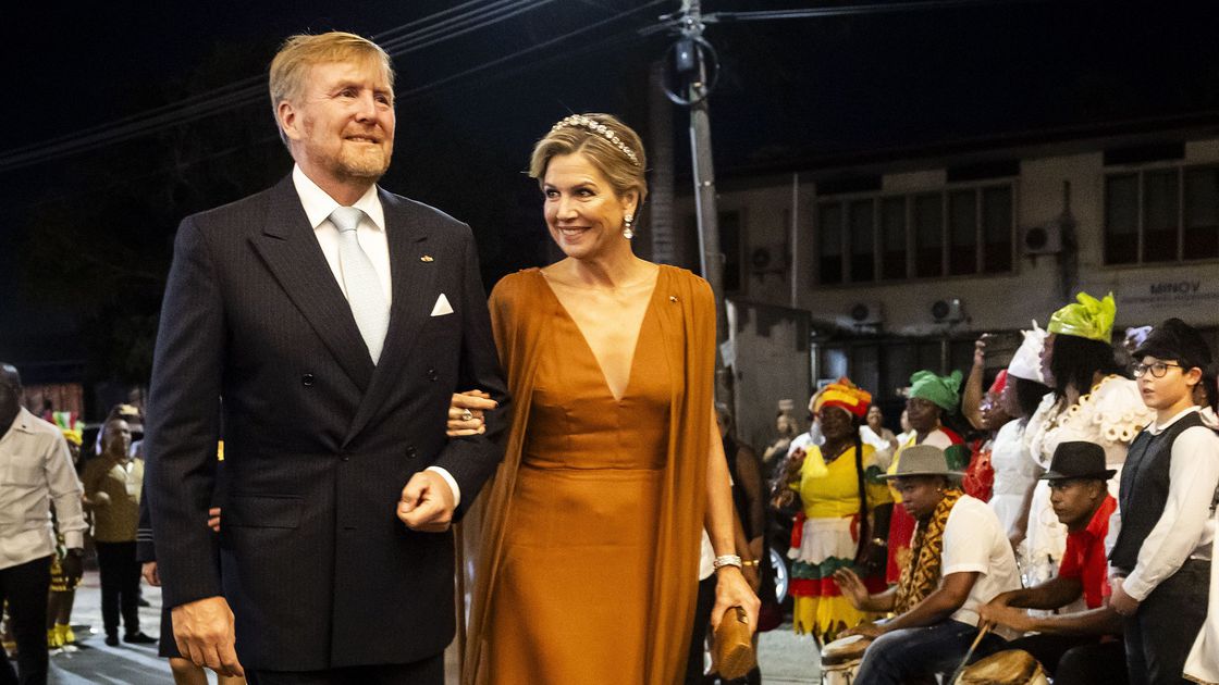 Koning Willem-Alexander laat Máxima lachen met grapje over WK voetbal ...
