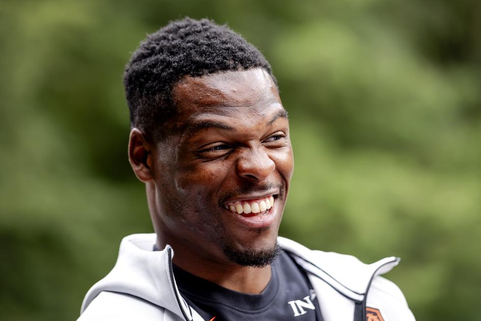Amateurclub in de wolken met droomtransfer van ex-pupil Denzel Dumfries ...