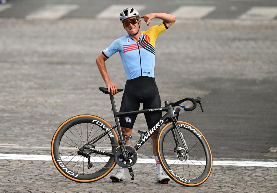 Remco Evenepoel verklaart opvallende juichgebaar na tweede goud: 'Het ...
