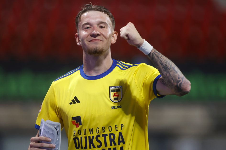 Bewonderenswaardige actie: Cambuur-fan is uren onderweg om zijn club te ...