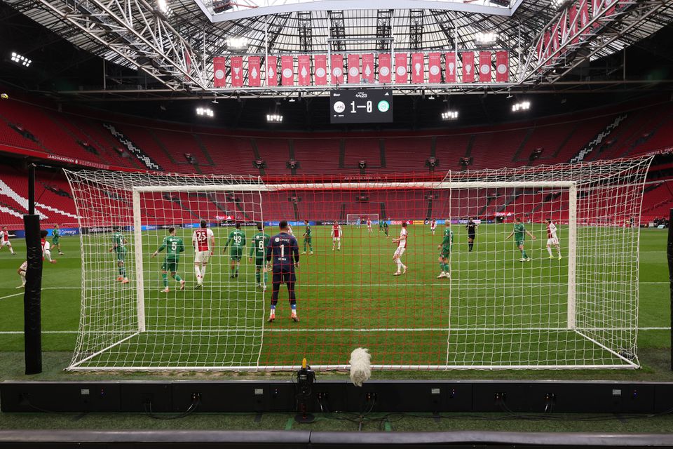 Vuurwerk buiten Johan Cruijff ArenA tijdens Ajax - FC Groningen krijgt ...
