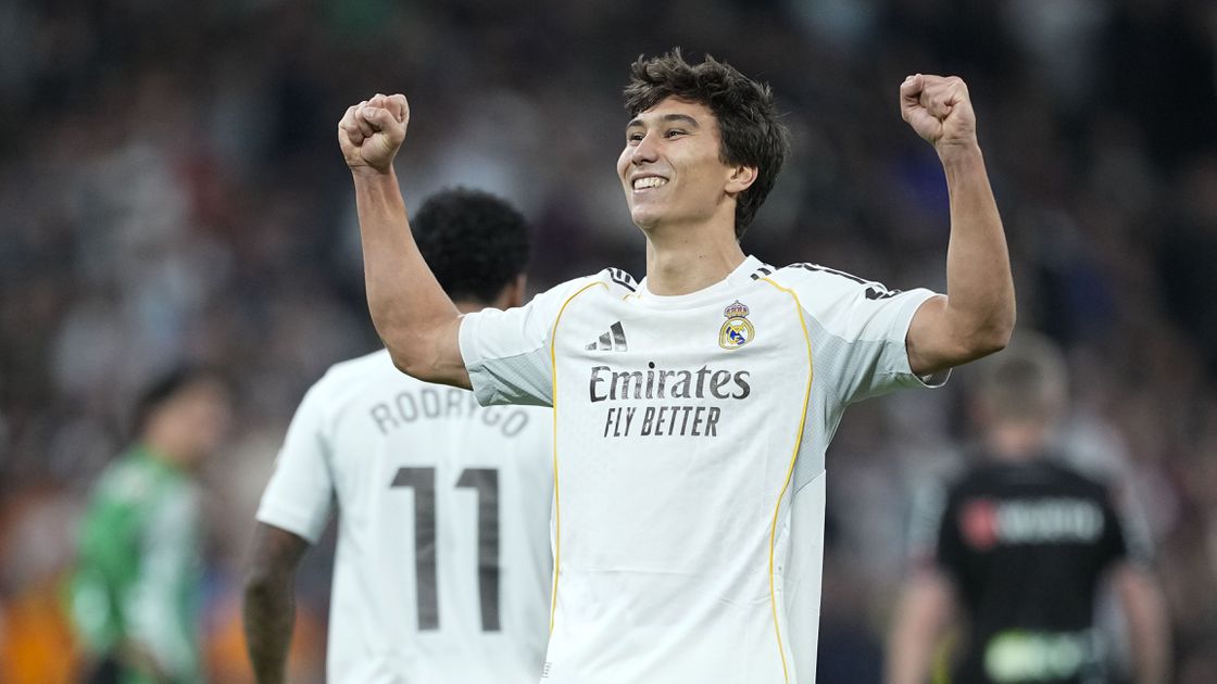 Vervanger (21) van geblesseerde Kylian Mbappé laat zich zien met ...