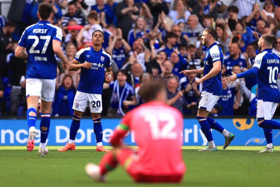 Pitch invasion bij Ipswich Town dat na 22 jaar afwezigheid terugkeert ...