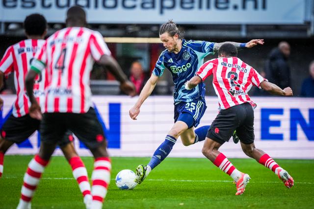 Bizarre ontknoping: Ajax ontsnapt opnieuw op laatste moment aan ...