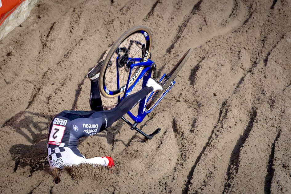 Krankzinnige valpartij veldrijdsters zorgt voor hilariteit: 'Je kunt ...
