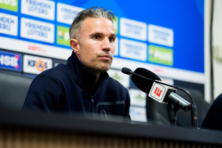 Feyenoord-trainer Robin van Persie hekelt arbitrage na nieuwe blamage ...